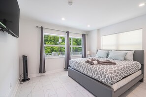 Apartamento Comfort, 2 quartos, varanda, vista parcial para o oceano | Secretária, cortinas/cortinados opacos, ferro/tábua de engomar 