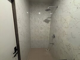 Quarto Triplo Familiar | Casa de banho | Um polibã, artigos de higiene pessoal grátis, toalhas fornecidas, sabão