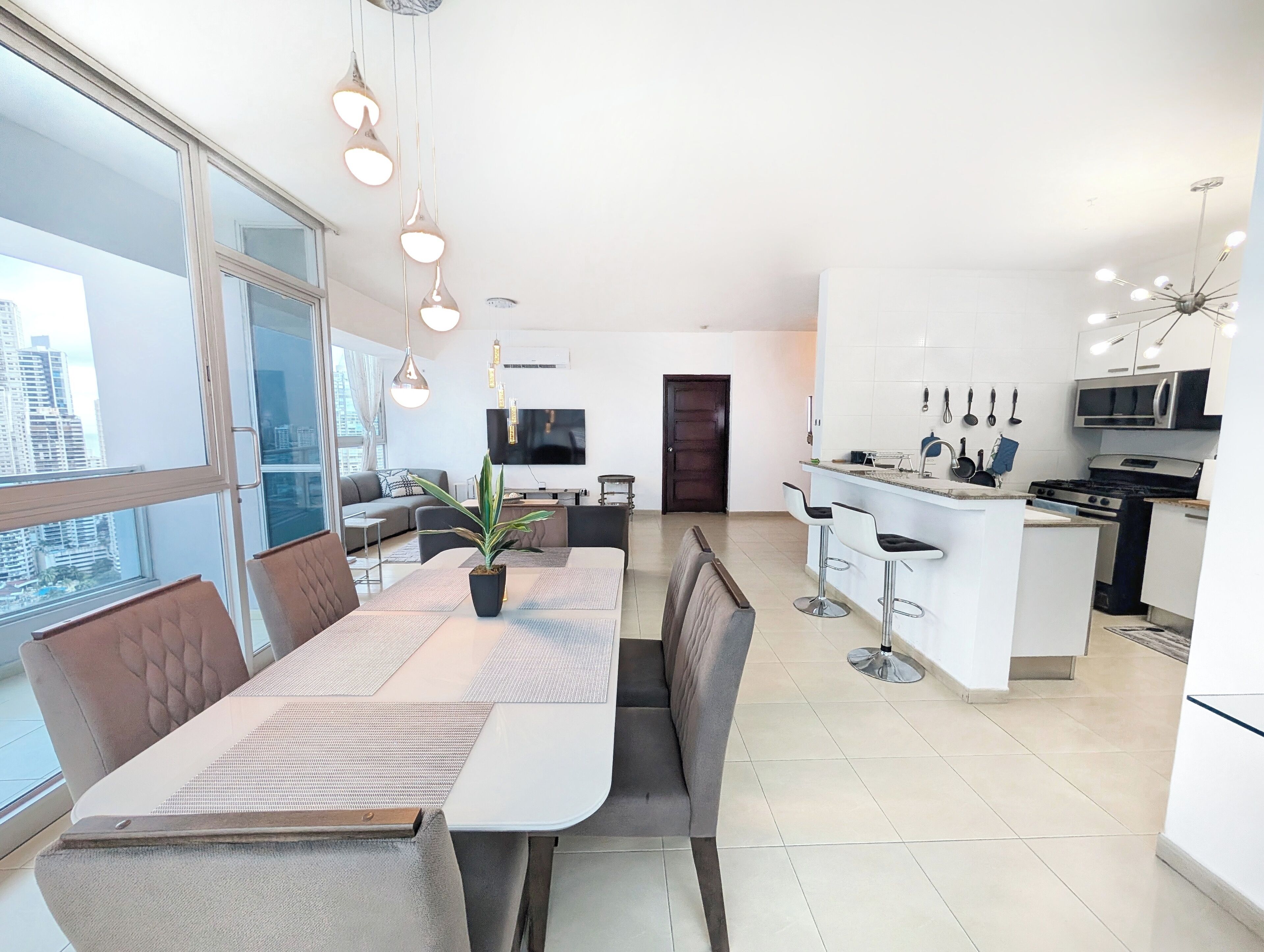 Apartamento Familiar, Vista para a cidade | Sala de estar | TV de ecrã plano 