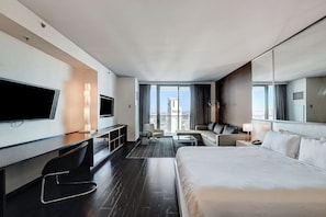 Suíte estúdio luxo, vista para a cidade | Roupas de cama premium, cofres nos quartos, escrivaninha