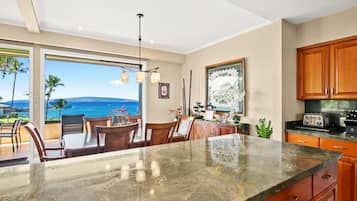 Apartamento em Condomínio Fechado, várias camas, lanai (alpendre havaiano) (Makena Surf G-201) | Restaurantes