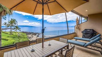 Apartamento em Condomínio Fechado, várias camas, lanai (alpendre havaiano) (Makena Surf G-201) | Refeições ao ar livre