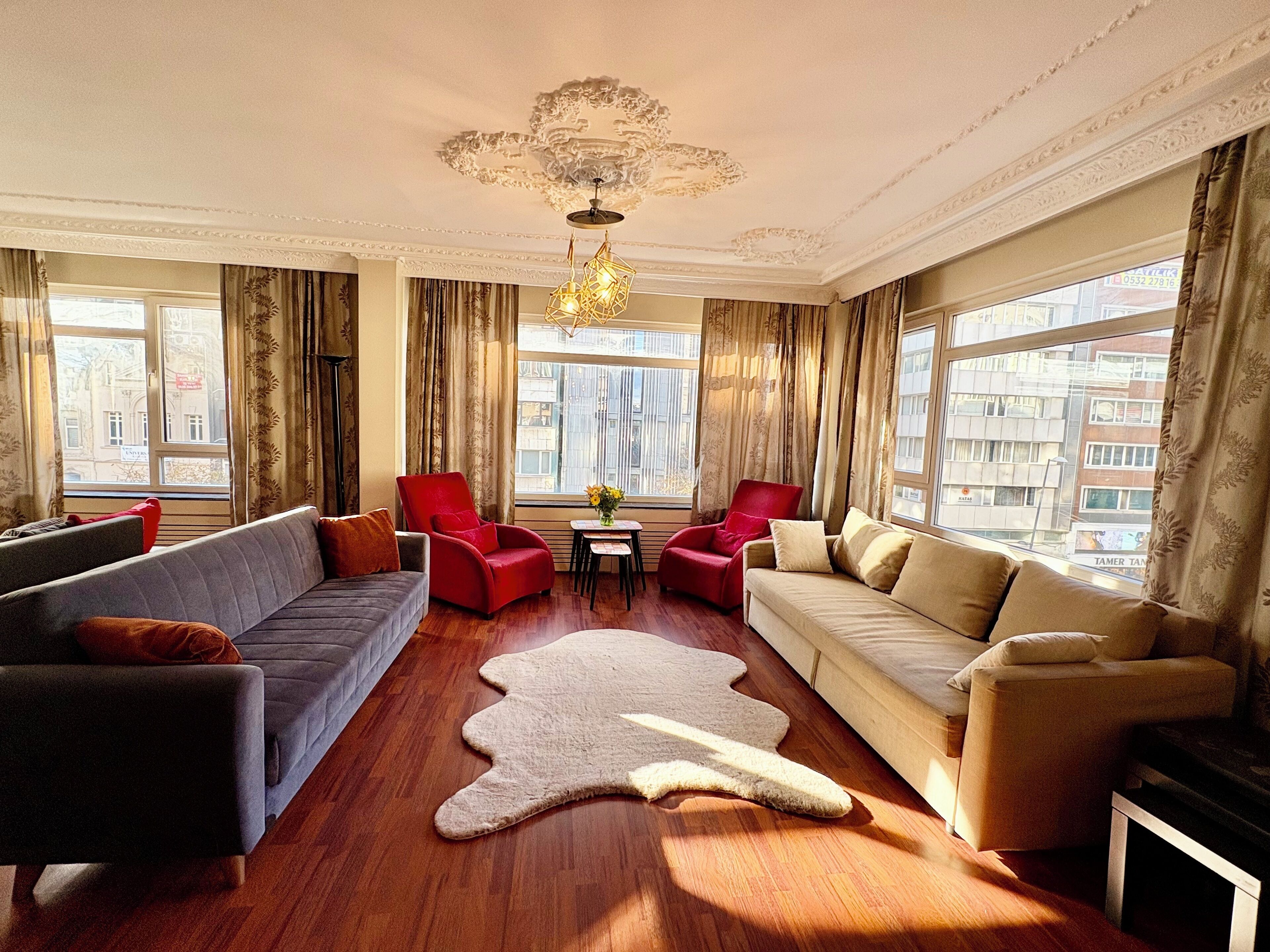 Spacious 4-bedroom Apartment In Central İstanbul Close To Metro Line - Şişli