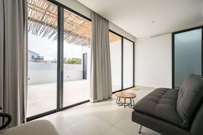 Vila luxo, 3 quartos, piscina particular, vista para a piscina | Área de estar | Smart TV 55 polegadas com canais a cabo