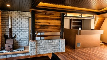 Um interior moderno com parede de tijolos, detalhes em madeira e uma estante de madeira embutida.
