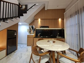 Villa de Luxo, 3 quartos | Cozinha privada | Um frigorífico, uma placa de cozinha, utensílios de cozinha 