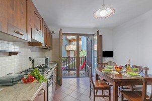 Um frigorífico, um micro-ondas, um forno, uma placa de cozinha