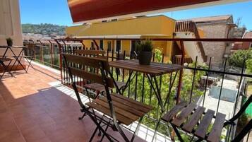 Quarto Triplo Deluxe, varanda, Vista para a cidade | Refeições ao ar livre