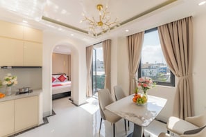 Cooktop, panela elétrica de arroz, talheres/pratos/utensílios de cozinha