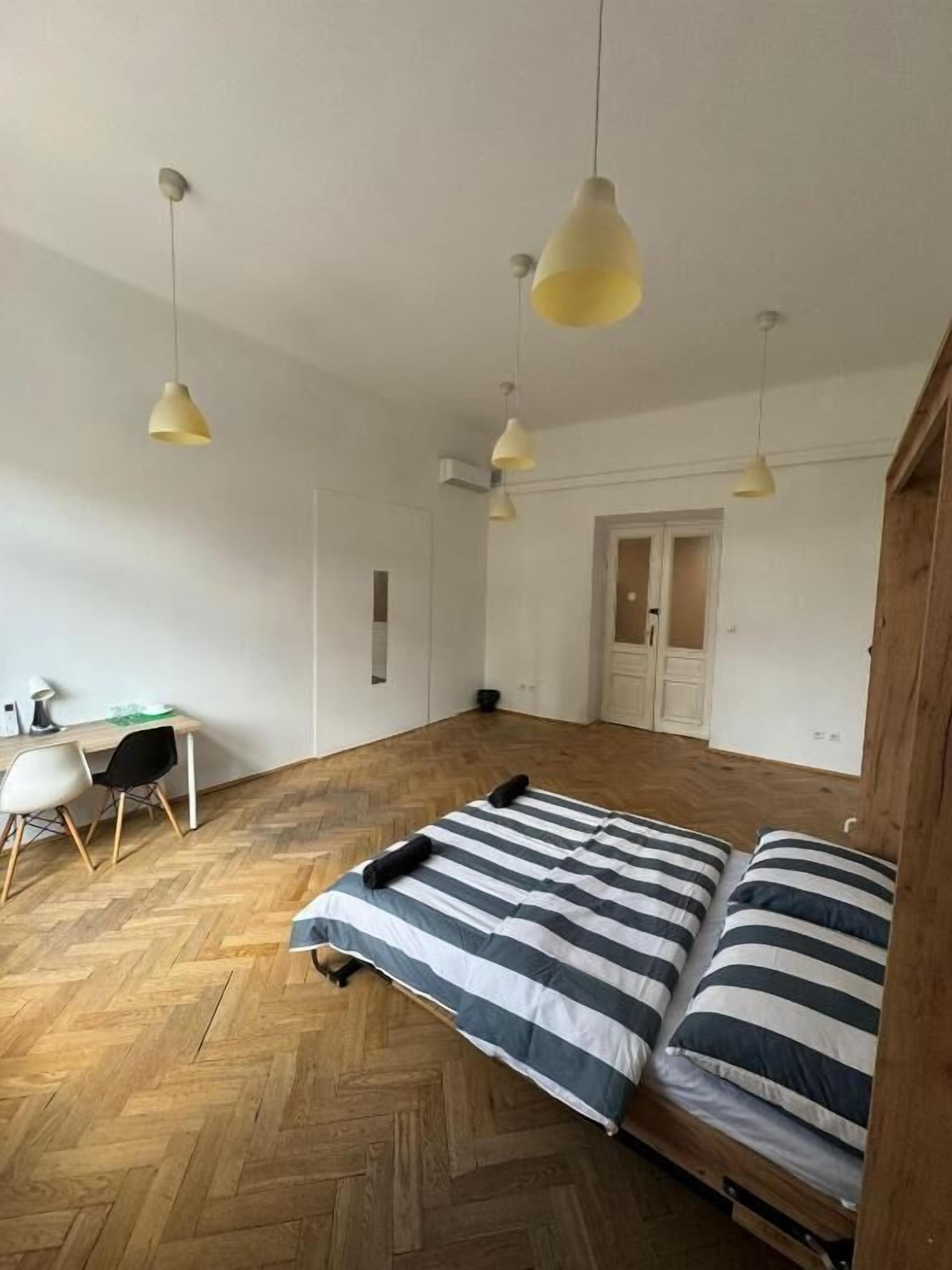 Quarto Clássico com Cama de Casal, 1 cama de casal | Secretária, secretária adequada para computadores portáteis 