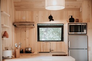 Cabana superior, 2 quartos, cozinha, vista para o jardim | Cozinha privada | Torradeira, forno com torradeira