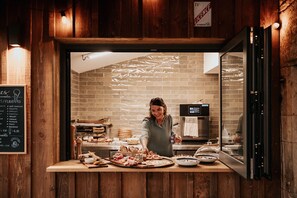 Serviço de café da manhã, culinária francesa, vistas para a piscina 