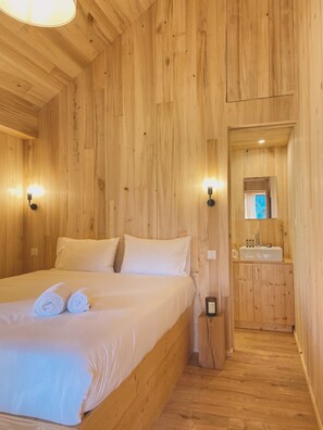 Cabana superior, 2 quartos, cozinha, vista para o jardim | Roupas de cama premium, camas Select Comfort