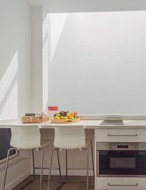 Um frigorífico, um micro-ondas, uma máquina de café expresso 