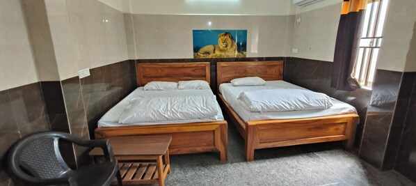 Quarto Duplo ou Twin Deluxe, varanda | Cofre no quarto, secretária