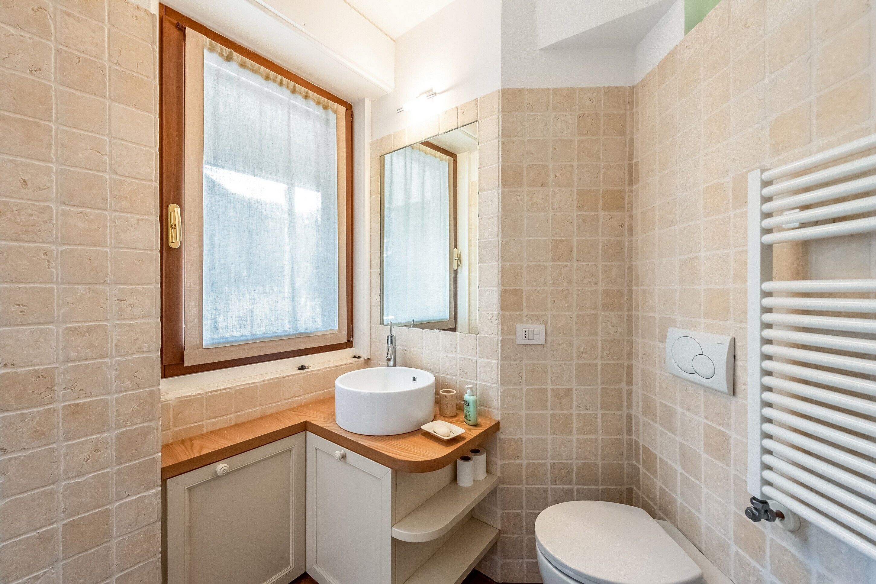 Apartamento Standard, vários quartos, 2 casas de banho (Charming Apartment Close to Cableway) | Casa de banho | Um polibã, um secador de cabelo, um bidé, toalhas fornecidas 