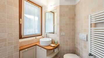 Apartamento Standard, vários quartos, 2 casas de banho (Charming Apartment Close to Cableway) | Casa de banho | Um polibã, um secador de cabelo, um bidé, toalhas fornecidas