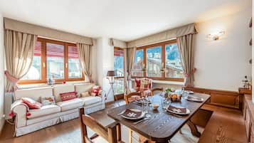 Apartamento Standard, vários quartos, 2 casas de banho (Charming Apartment Close to Cableway) | Sala de jantar