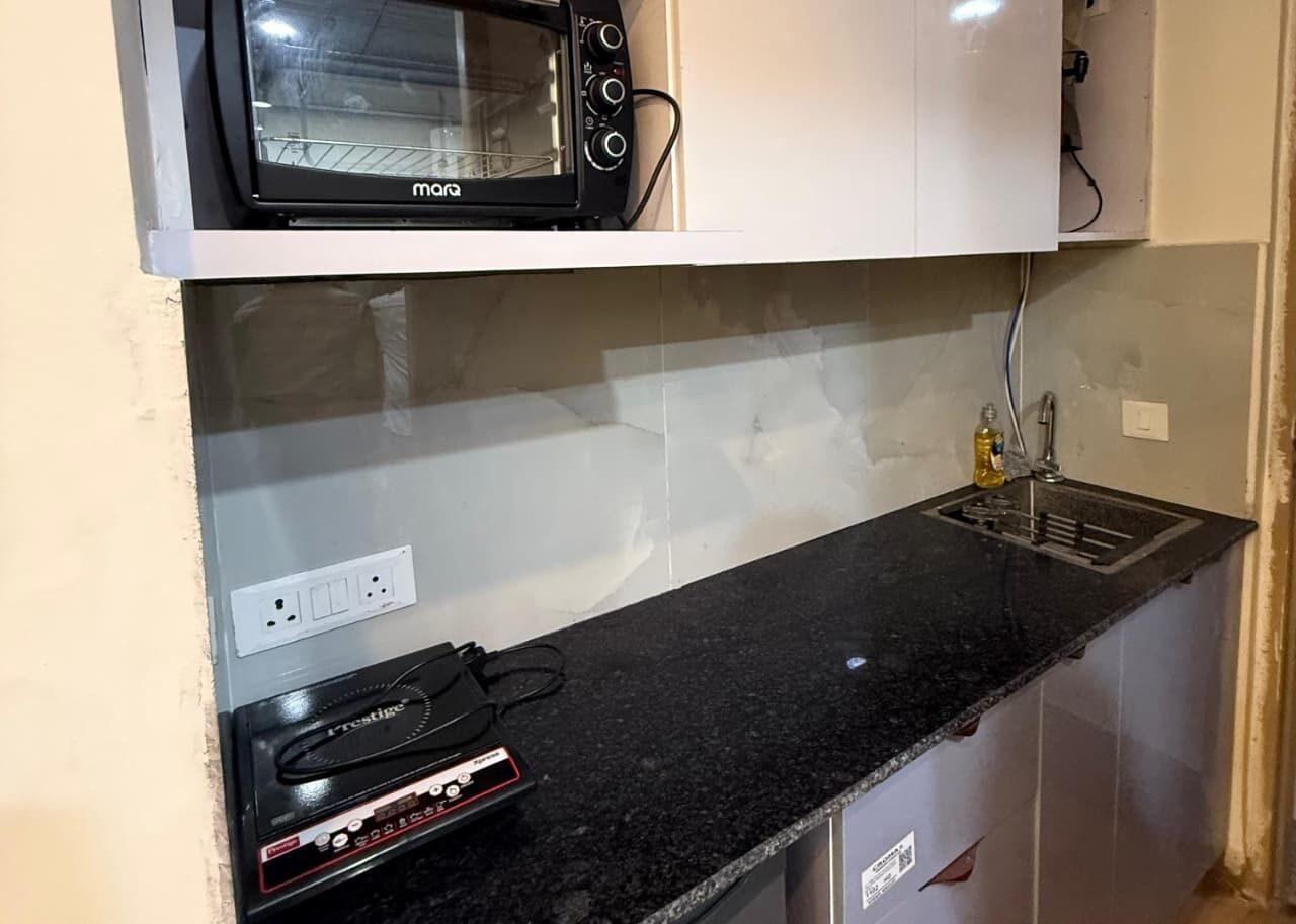 Minifrigorífico, um micro-ondas, um forno, uma máquina de lavar louça 