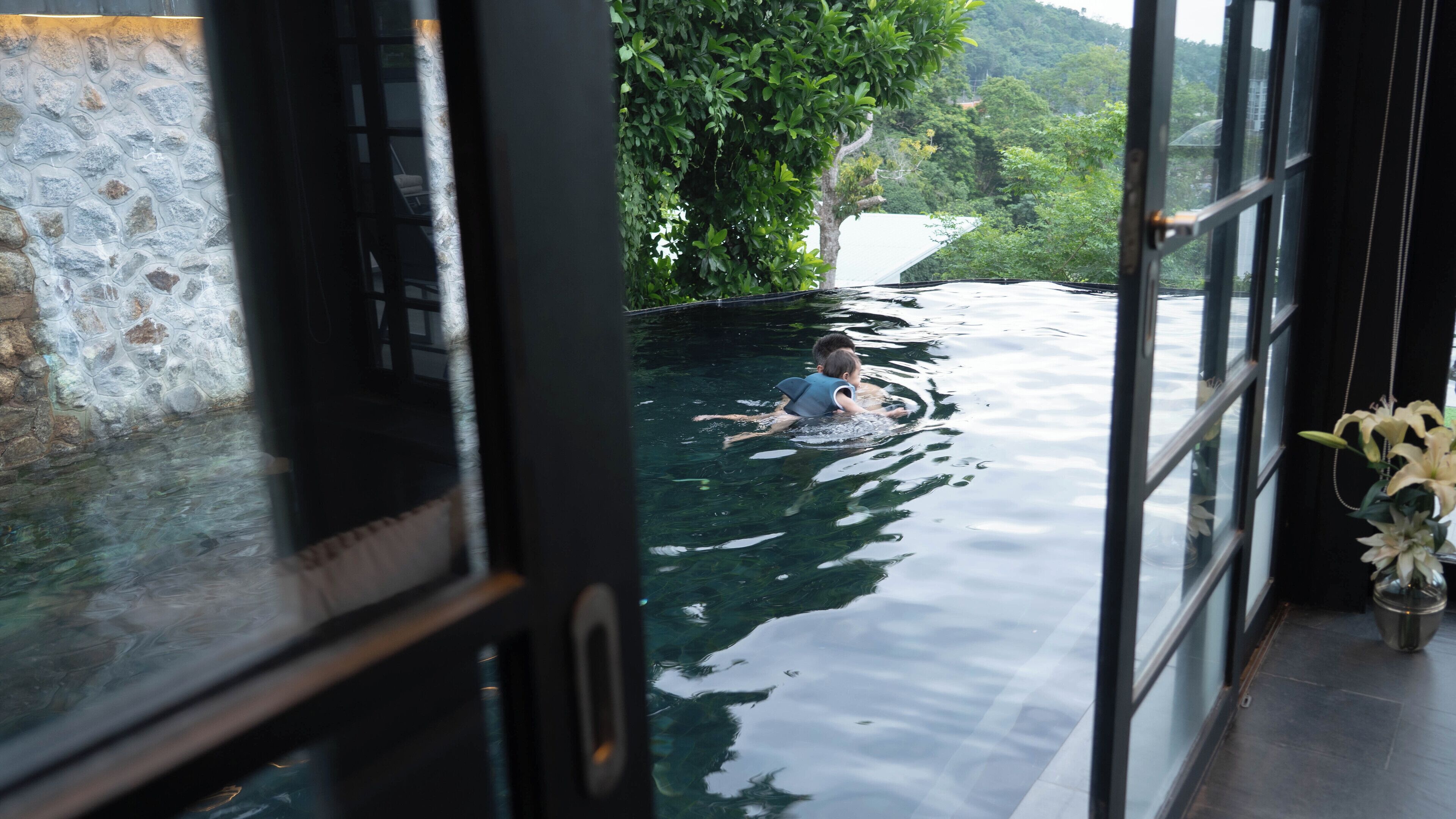 Vila, piscina particular | Vista do quarto