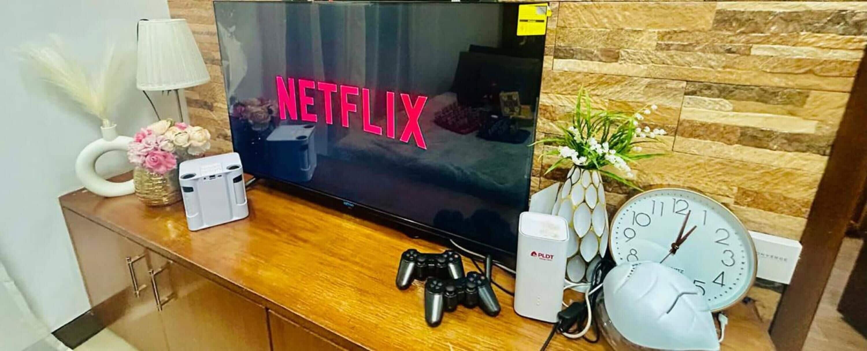 Apartamento Comfort em Condomínio Fechado, 1 quarto, varanda, Vista para a cidade | Televisão