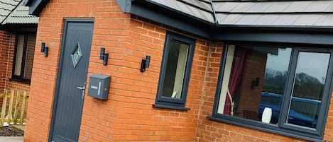 Casa, 2 quartos, sacada | Detalhe da fachada