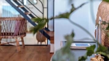 Dúplex Familiar, vista para o oceano | Secretária, secretária adequada para computadores portáteis