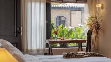 Quarto Duplo Romântico, vista para o jardim | Secretária, secretária adequada para computadores portáteis