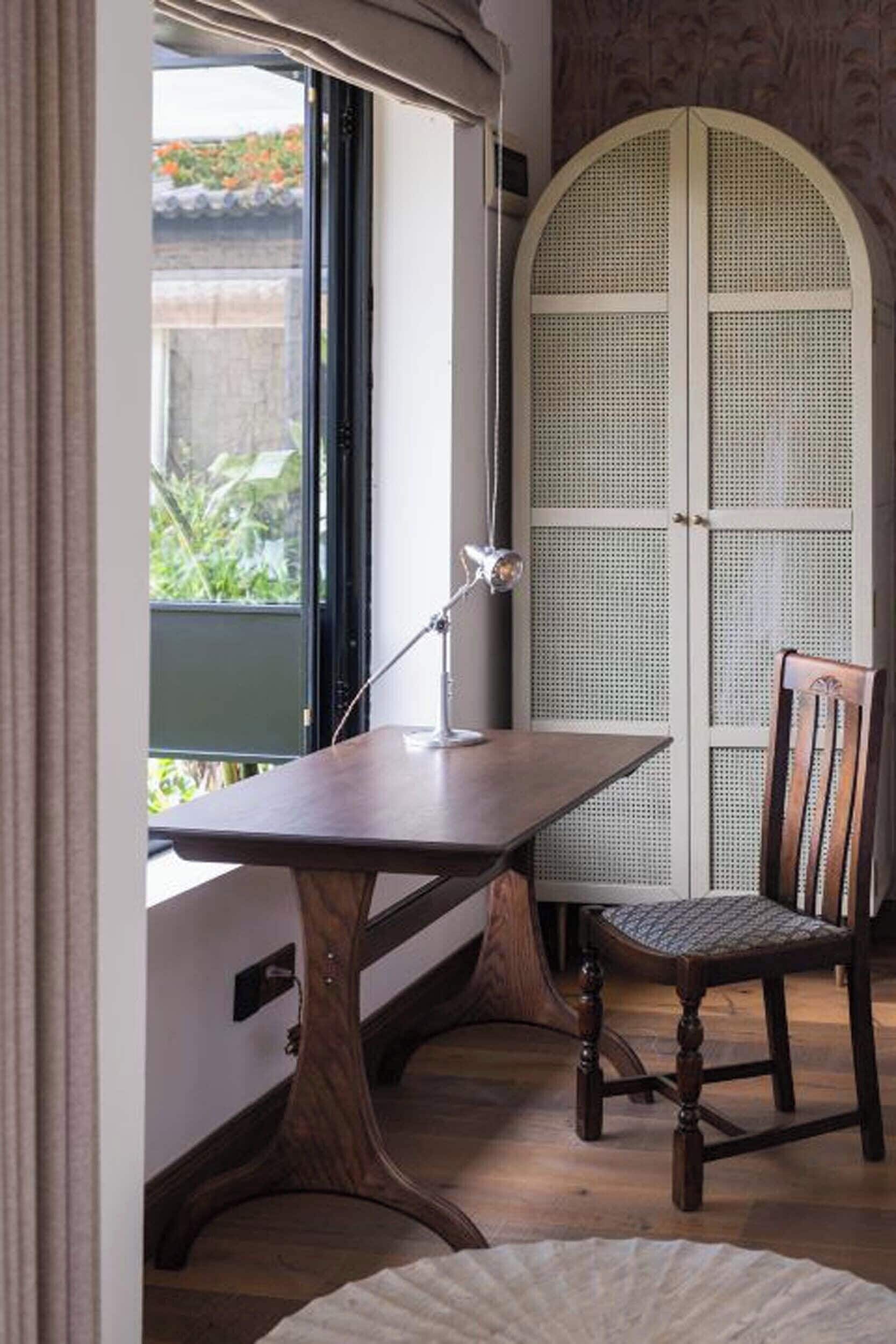 Quarto Duplo Standard, vista parcial para o lago | Secretária, secretária adequada para computadores portáteis 