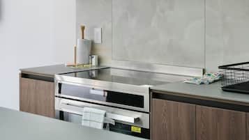 Apartamento Superior, Vista para a cidade | Cozinha privada | Um micro-ondas, uma placa de cozinha, utensílios de cozinha