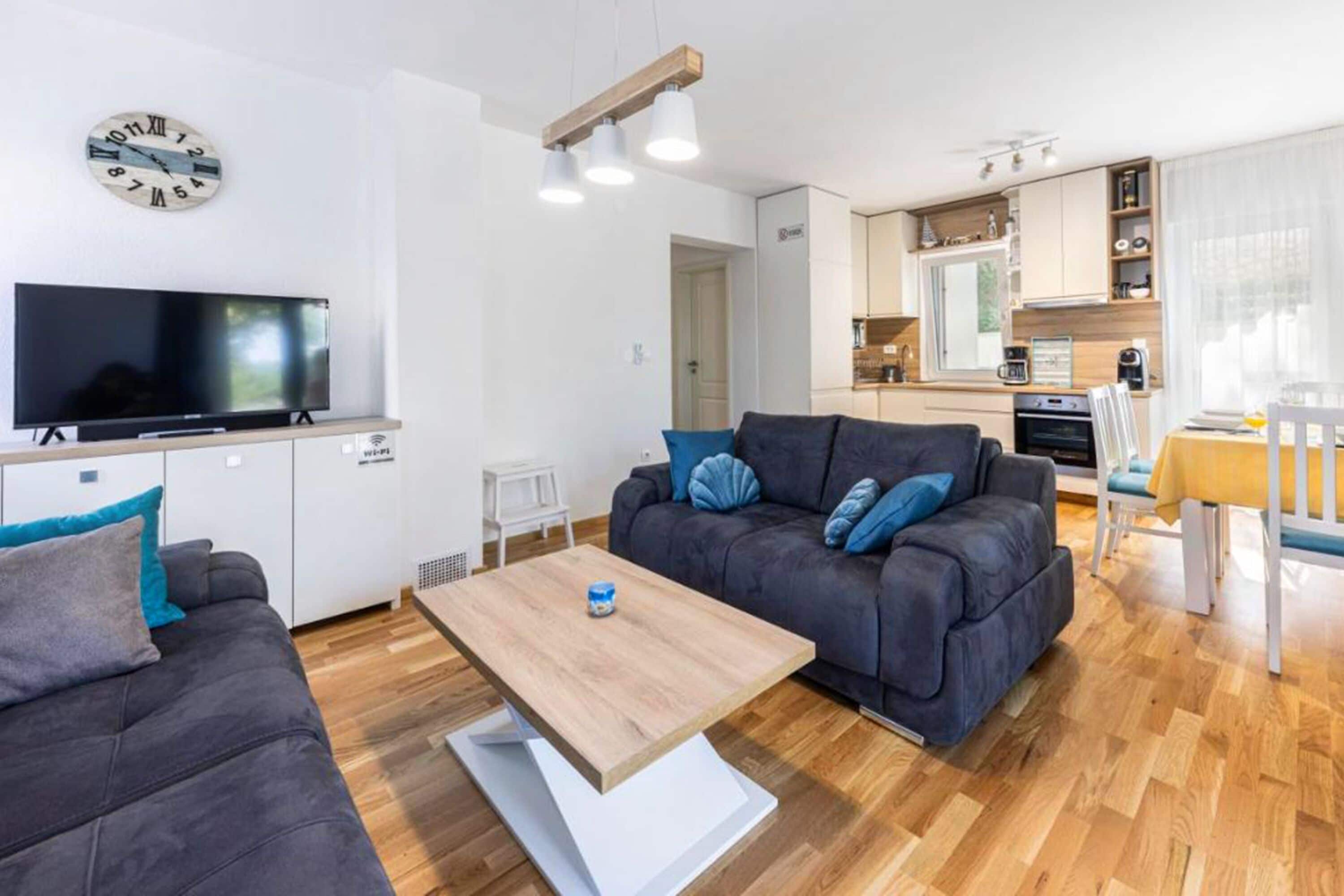 Apartamento Familiar, vários quartos, 2 casas de banho (Villa Ancora - Merope Apartment) | Sala de estar | Smart TV de 21 polegadas com canais por cabo 