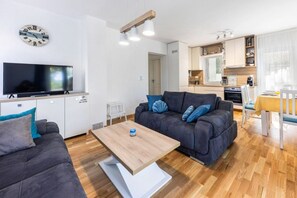 Apartamento Familiar, vários quartos, 2 casas de banho (Villa Ancora - Merope Apartment) | Sala de estar | Smart TV de 21 polegadas com canais por cabo 