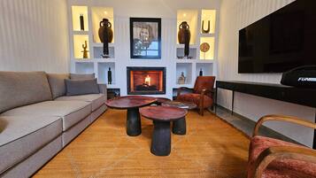 Casa Superior | Sala de estar | Televisor de ecrã plano de 42 polegadas com canais via satélite