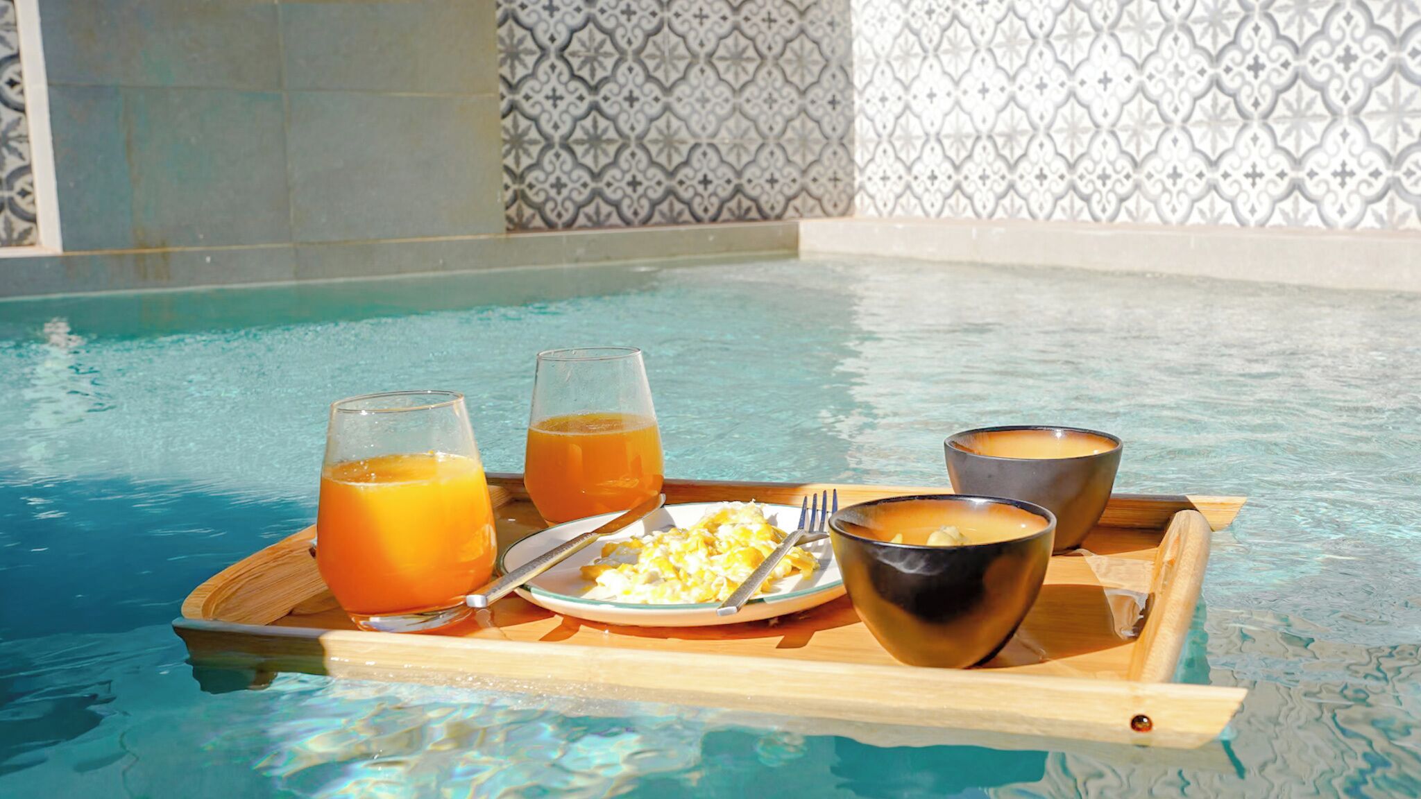 Piscina externa, funciona das 9h30 às 20h30, espreguiçadeiras