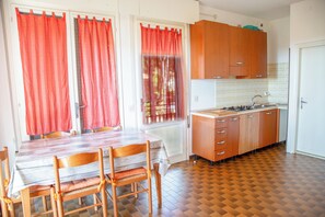 Apartamento, 4 quartos, varanda, vista para o jardim | Interior