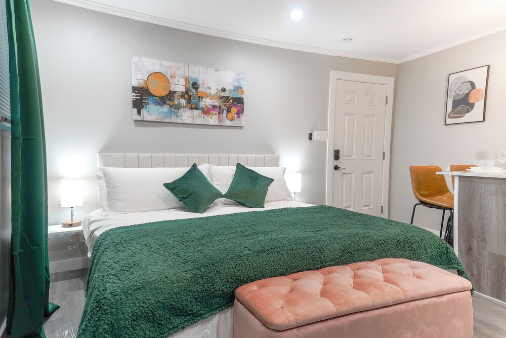 lively Dallas Stay - Dallas | Vrbo