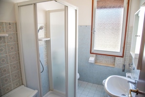 Apartamento, 2 quartos, varanda, Vista para a cidade | Casa de banho