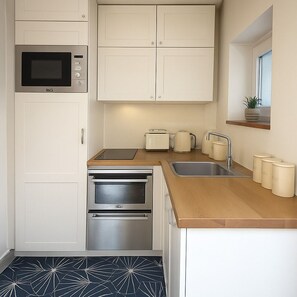 Apartamento | Cozinha privada | Um frigorífico, um forno, uma placa de cozinha, utensílios de cozinha 