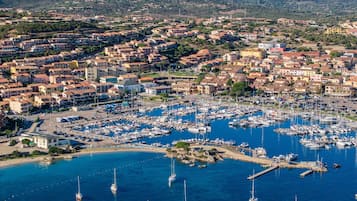 Uma vila costeira com um porto repleto de barcos.