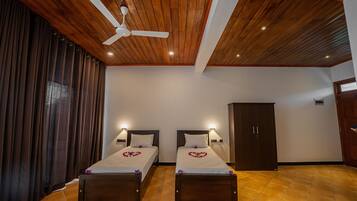 Quarto casal superior, varanda, vista para a piscina | Cofres nos quartos, ferros/tábuas de passar roupa, Wi-Fi de cortesia