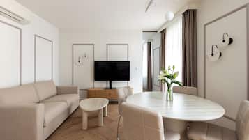 Apartamento, varanda | Sala de estar | Televisor de 40 polegadas com canais por cabo