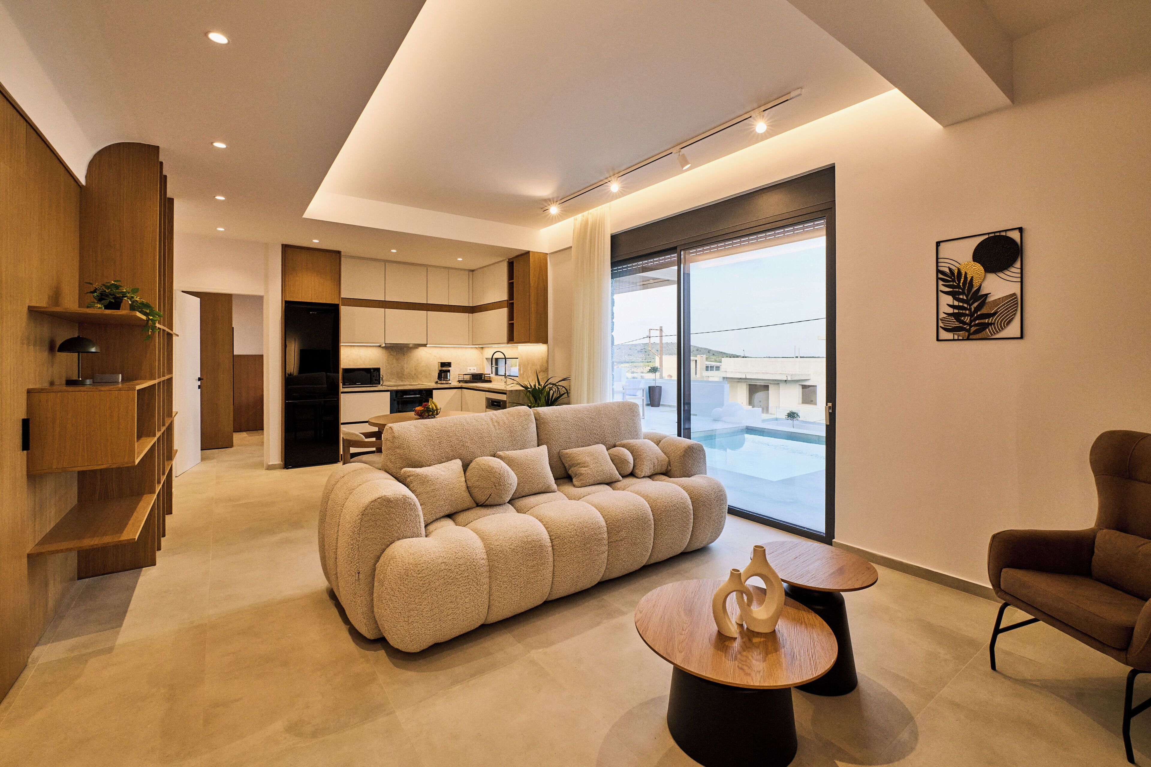 Vila família, 2 quartos, piscina particular, vista para o mar | Área de estar | Smart TV 55 polegadas com canais via satélite