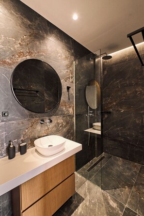 Villa Familiar, 2 quartos, piscina privativa, vista para o mar | Casa de banho | Artigos de higiene pessoal grátis, um secador de cabelo 