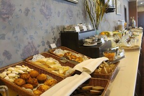 Café da manhã com buffet grátis todos os dias