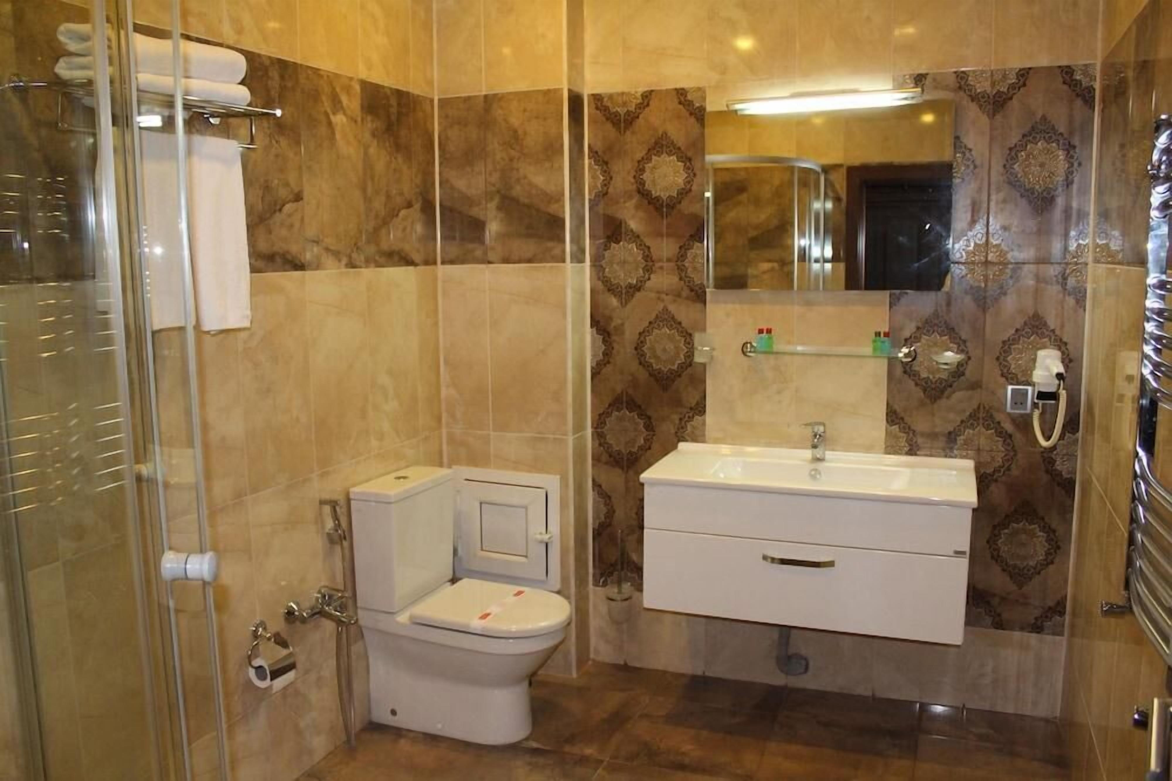Quarto Twin Standard, Vista para a cidade | Casa de banho | Roupões, chinelos 