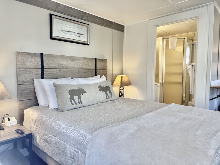 Gallagher`s Travels Cabin 1 (Single Queen) - Maine