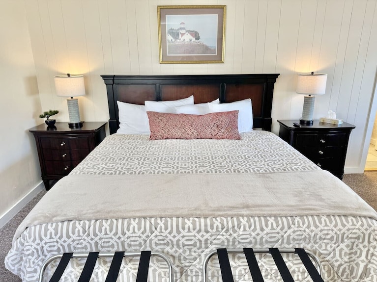 Gallagher`s Travels Room 8 (King) - Maine