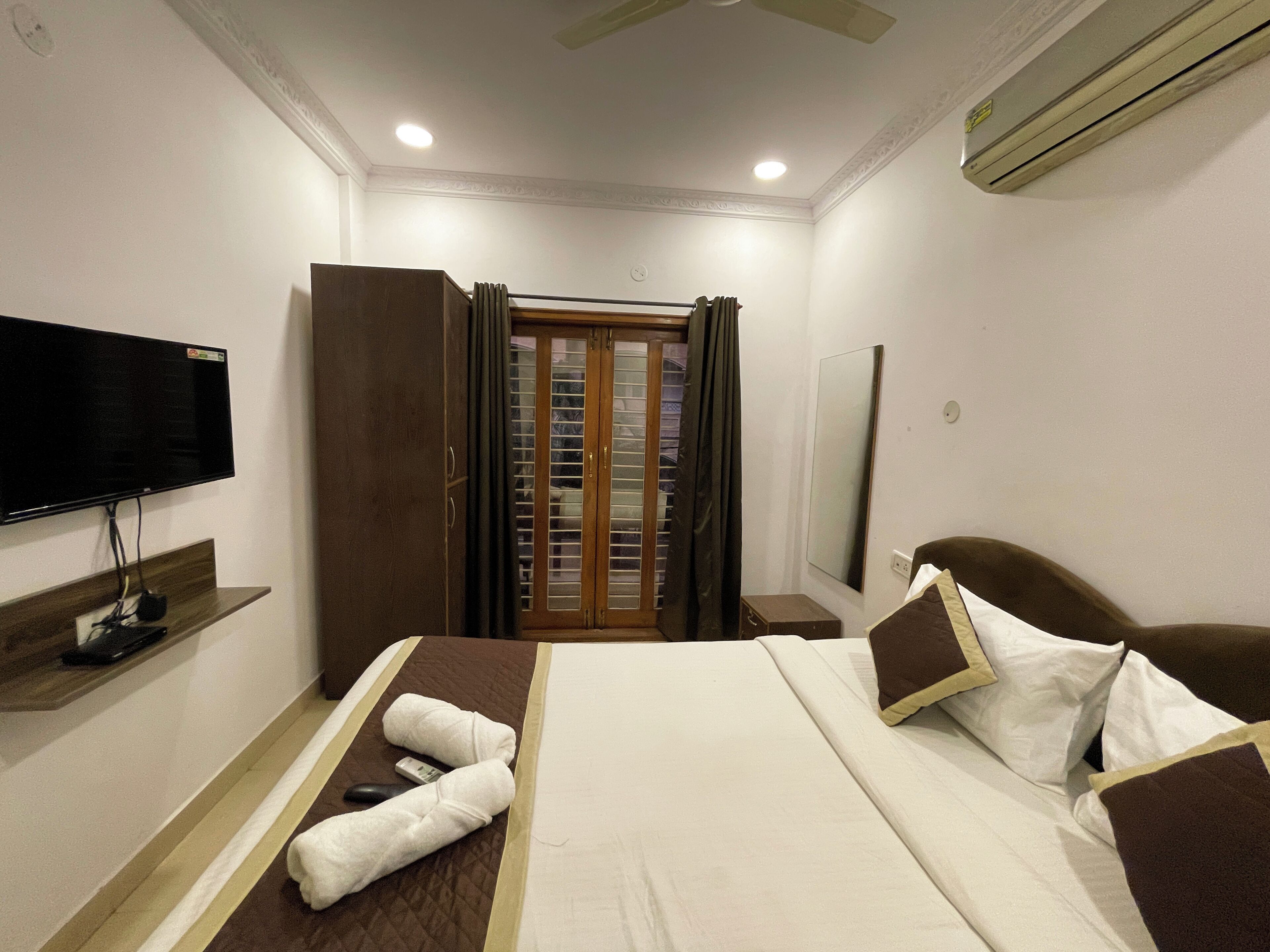 Quarto Deluxe, varanda | Secretária, secretária adequada para computadores portáteis 