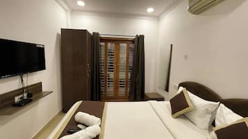 Quarto Deluxe, varanda | Secretária, secretária adequada para computadores portáteis