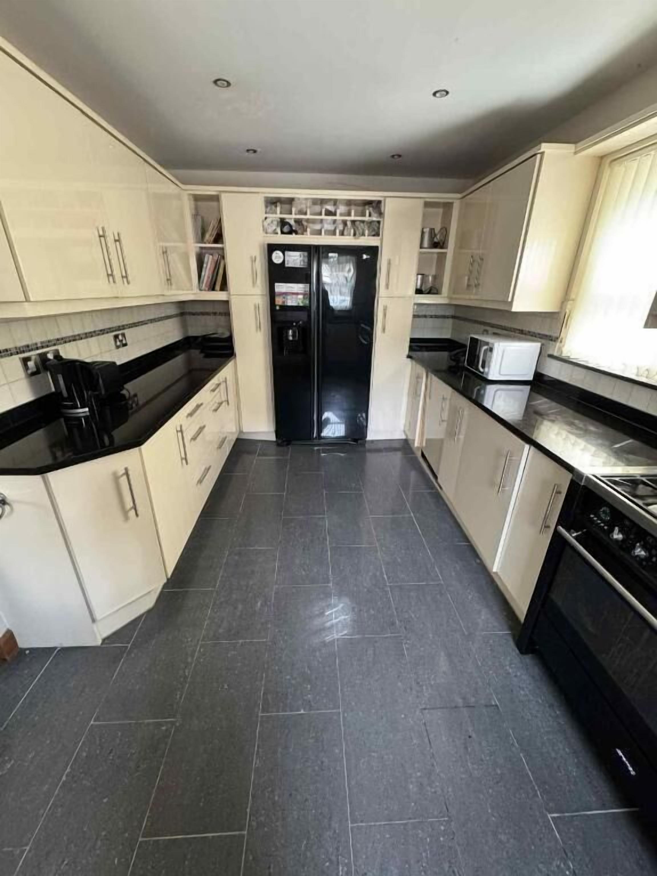 Um frigorífico/congelador grande, um micro-ondas, um forno 